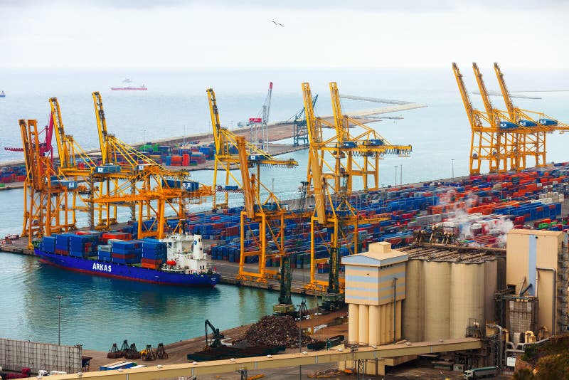 Port Industriel De Barcelone Pendant La Journée Photographie éditorial ...