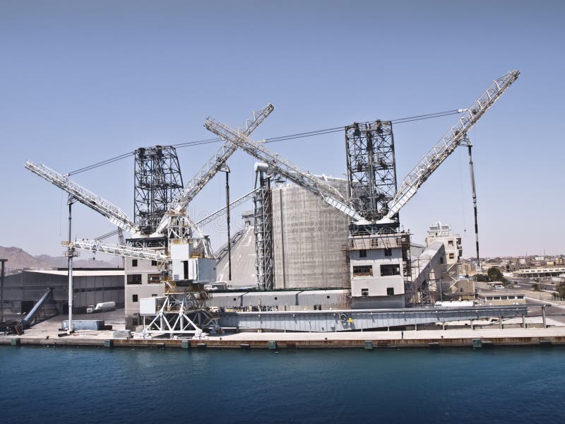 Port Industriel De Port De Fret Photo stock - Image du usine, cargaison ...