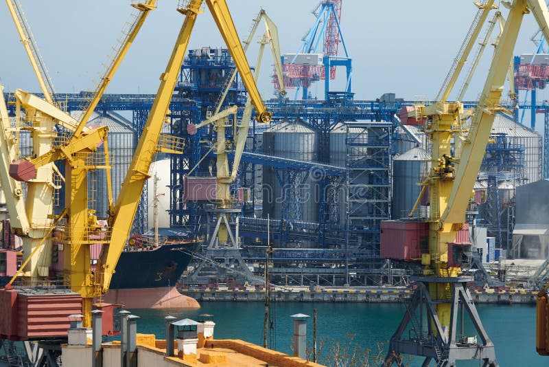 Port Industriel, Infrastructure De Port Maritime, Grues Et Cargos Secs ...