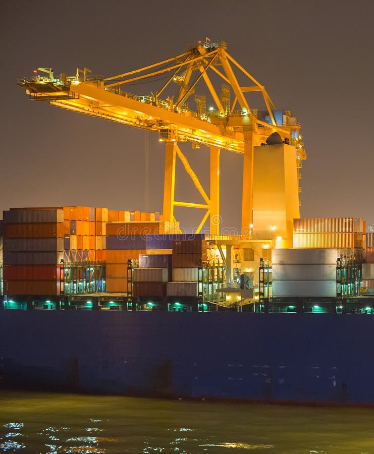Port Industriel La Nuit Barcelone Image stock - Image du bateau ...