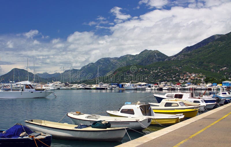 Port Maritime De La Ville De Bar Photo stock - Image du montagnes ...