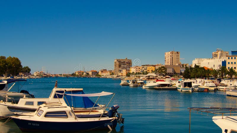 Port morski w Zadar zdjęcie stock editorial. Obraz złożonej z budynek ...