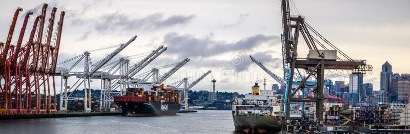 Port of Seattle with Downtown Skyline Early Morning Editorial Stock ...