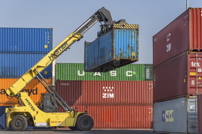 Loading works at the port editorial stock image. Image of works - 129357979