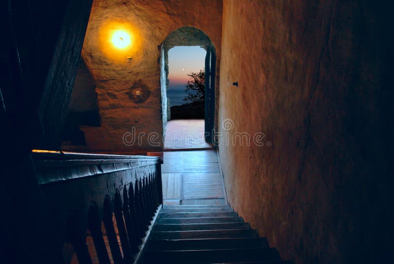 La Porta Si è Aperta Di Notte Immagine Stock - Immagine di fuoco, mese ...