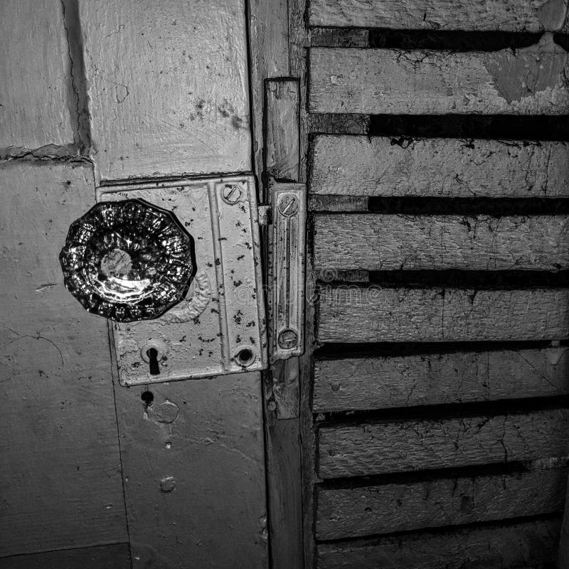 A porta assustador imagem de stock. Imagem de cruz, portas - 141560915