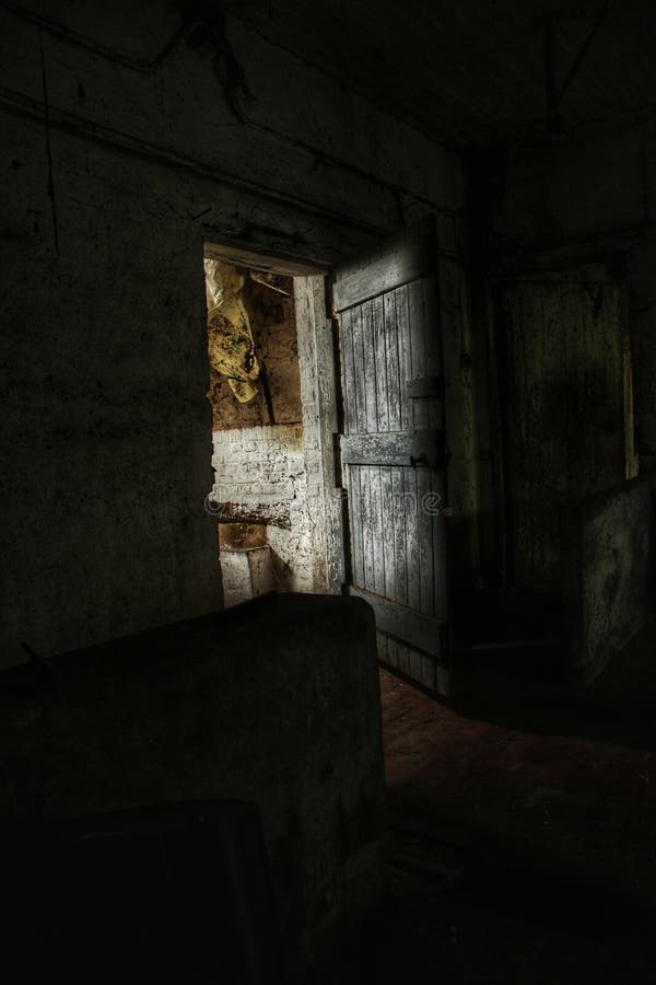 Porta Vermelha Assustador Cercada Por Paredes De Tijolo Foto de Stock ...