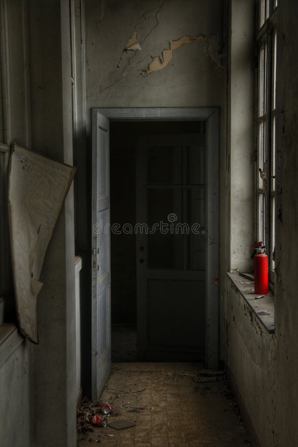 Porta assustador foto de stock. Imagem de tochas, fantasma - 16804632