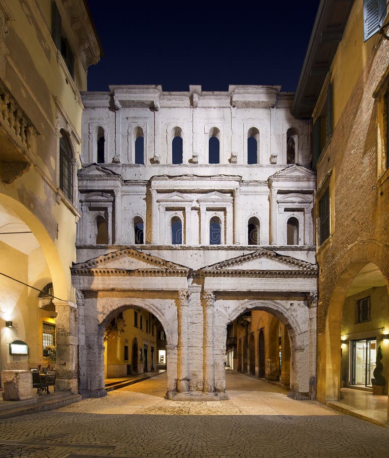 Porta Borsari Da Night - Verona Italia Fotografia Stock - Immagine di ...
