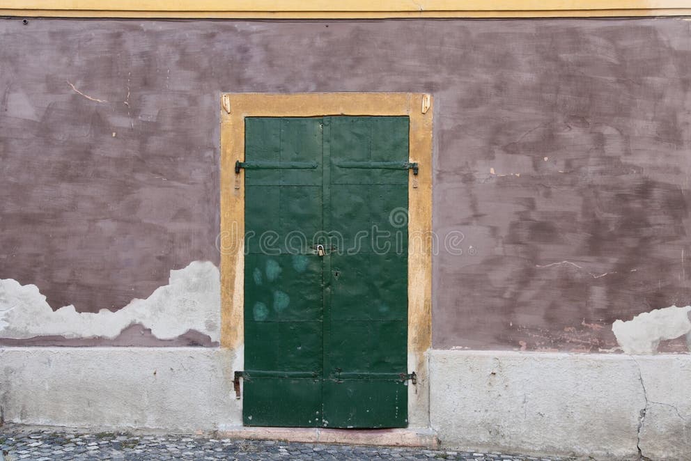 A porta chiusa fotografia stock. Immagine di parete, giallo - 42892382