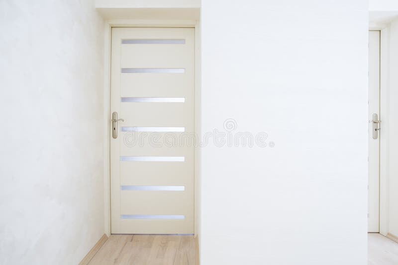 A Porta Chiusa in Appartamento Luminoso Immagine Stock - Immagine di ...