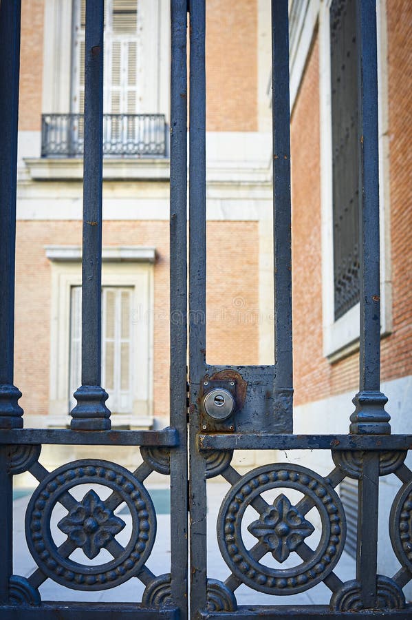 Porta chiusa fotografia stock. Immagine di obbligazione - 185938474