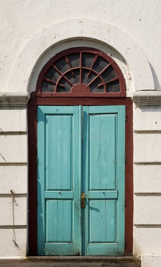 Porta colonial foto de stock. Imagem de oriental, feito - 10905062