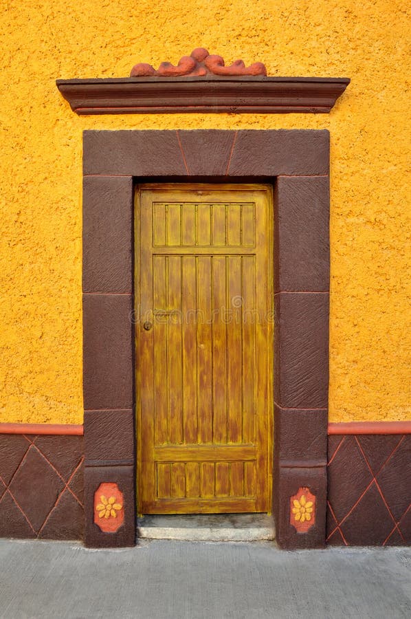 Porta Colonial Colorida Mexicana Do Estilo Foto de Stock - Imagem de ...