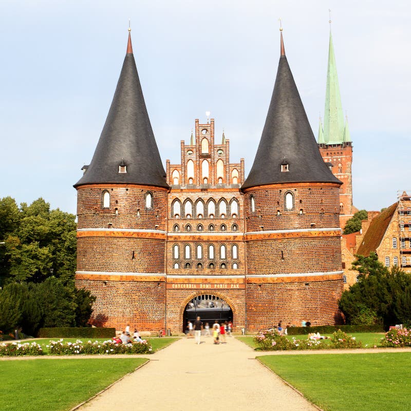 Porta Holsten em Luebeck imagem de stock. Imagem de preto - 161501667