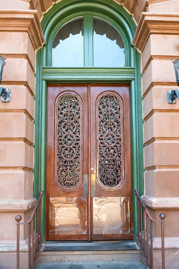 Porta De Madeira Na Parede De Pedra De Uma Casa Com Varanda Imagem de ...