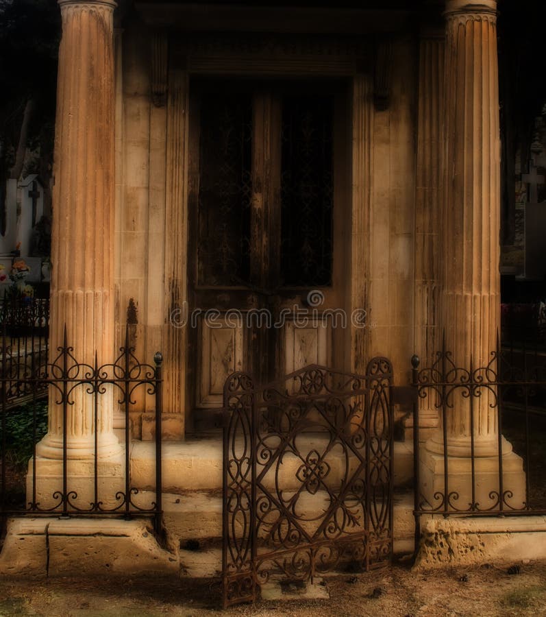 A porta assustador imagem de stock. Imagem de cruz, portas - 141560915