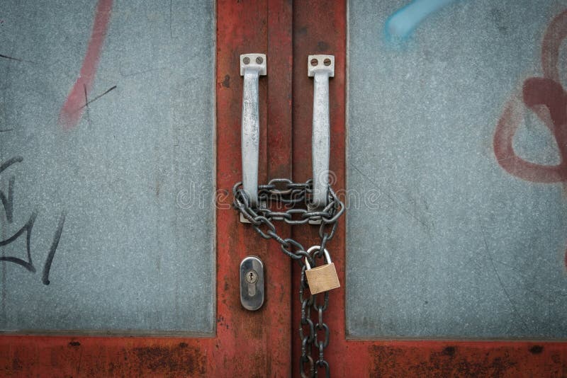 Porta Fechada E Locked Com Corrente Foto de Stock - Imagem de edifício ...