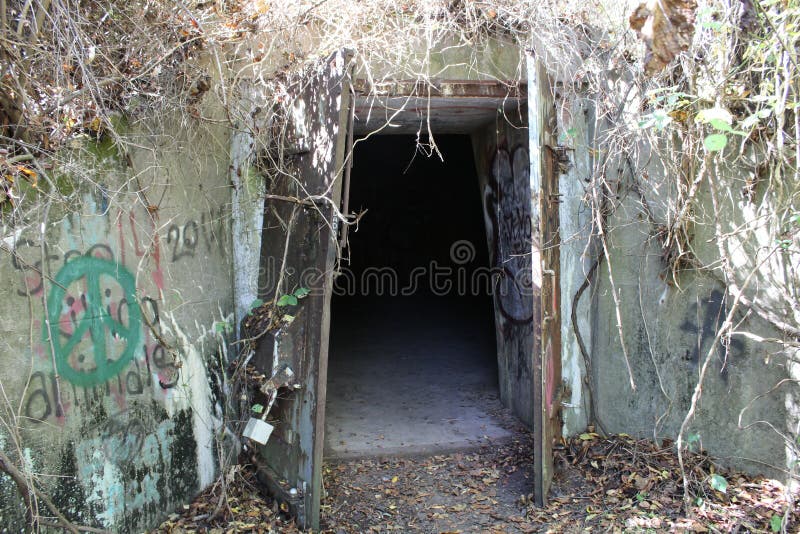 Vecchia Porta Del Bunker Di Guerra Fotografia Stock - Immagine di ...