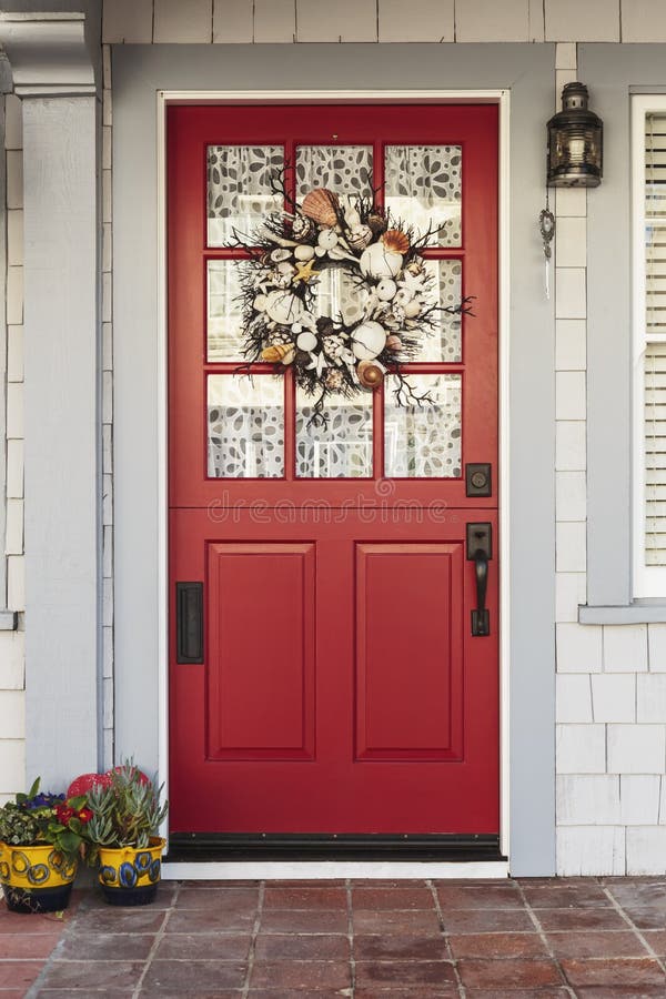 Porta Rossa Classica Ad Una Casa Bianca Fotografia Stock - Immagine di ...