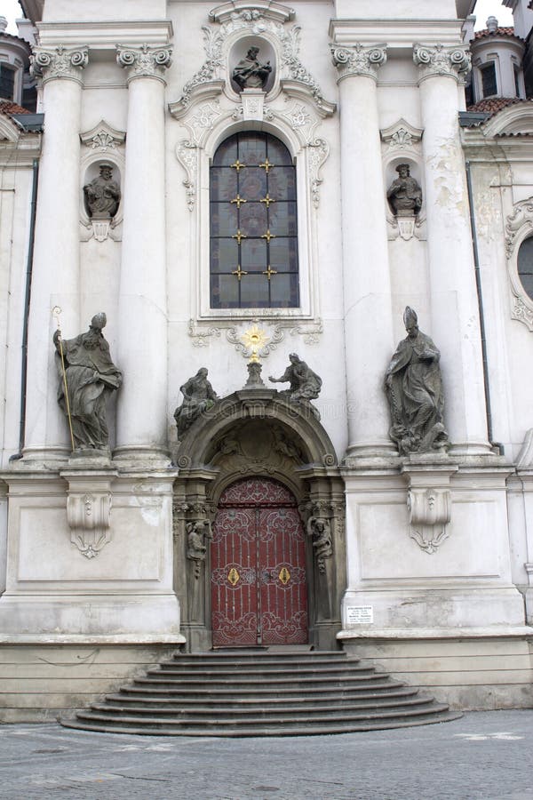 Portaal Van St. Nicholas Kerk in Praag Stock Foto - Image of gezicht ...