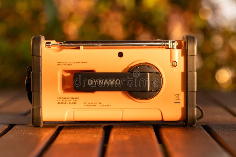 Portable Hand-Crank Dynamo Radio with Durable Design and Outdoor ...