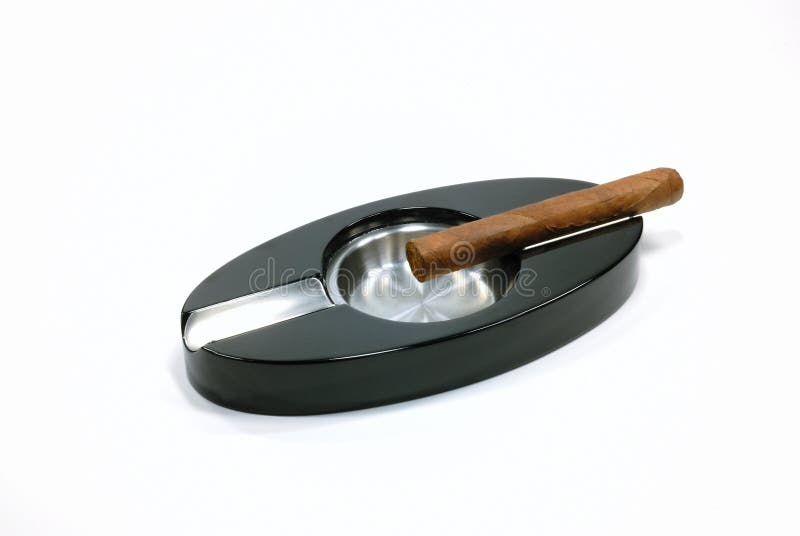 Portacenere fotografia stock. Immagine di ricco, sigaro - 6717946