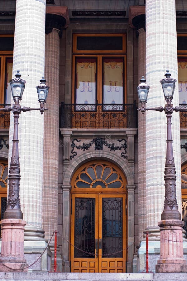 Portas coloniais foto de stock. Imagem de antiguidade - 7959640