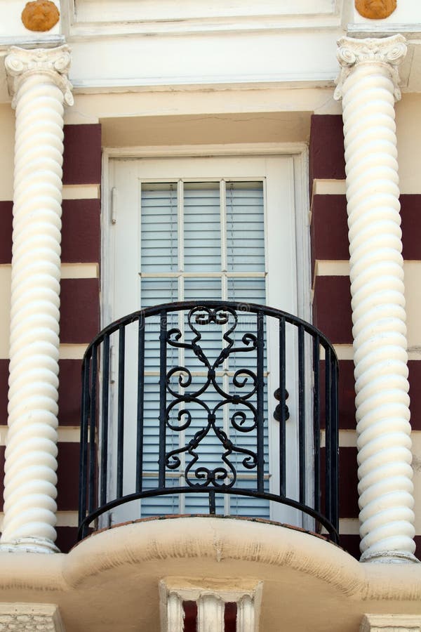 Porte De Balcon Avec Des Piliers Image stock - Image du montre, hublots ...