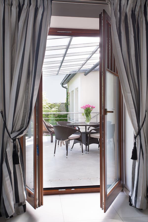 Ouvrez La Porte De Balcon Avec Vue Sur Des Arbres Pouf Et Table Sur Un ...