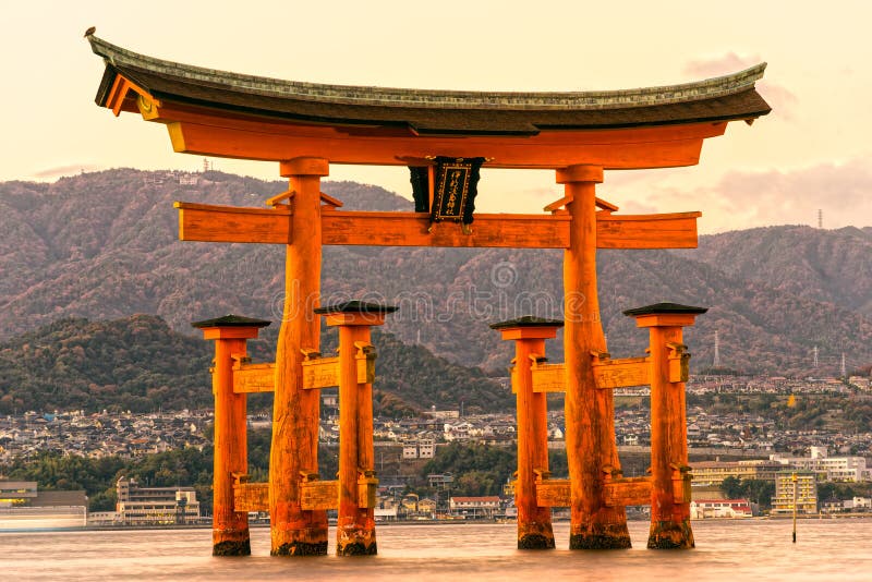 Porte De Miyajima Torii, Japon Photo stock - Image du hiroshima ...