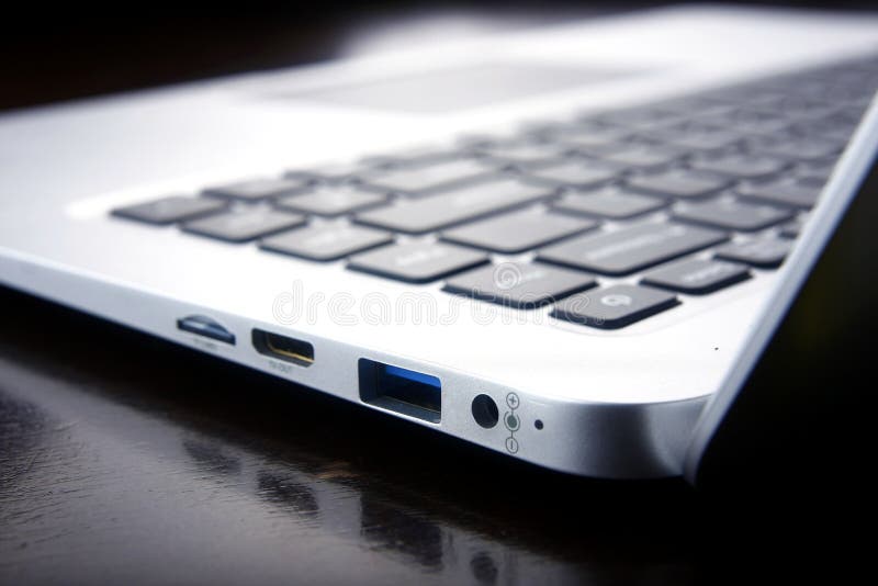 Porte E Collegamenti Di Un Computer Portatile Fotografia Stock ...
