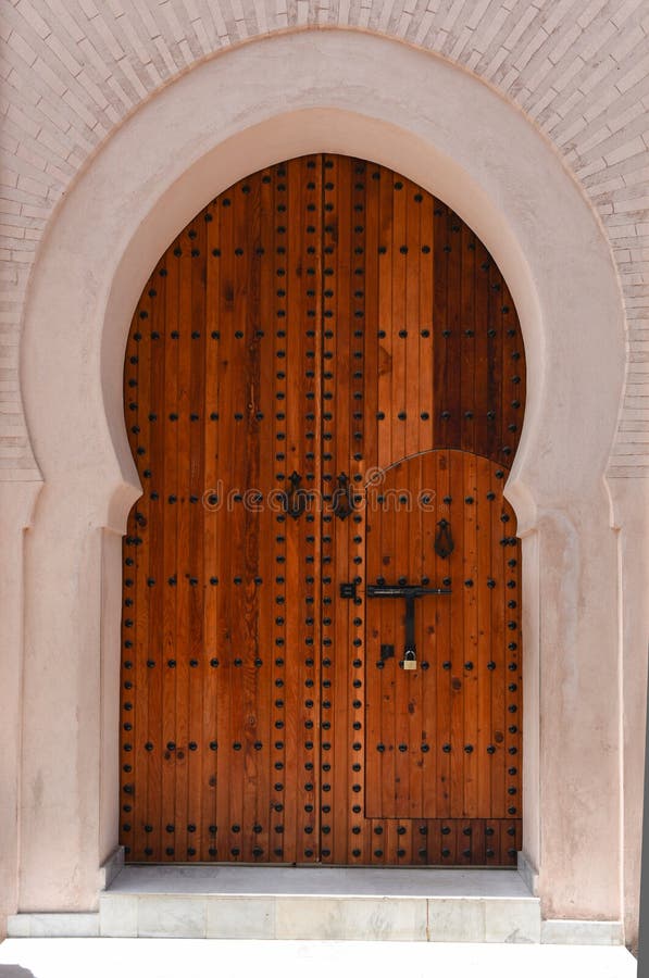 Porte en bois - Maroc photographie éditorial. Image du cour - 72327232