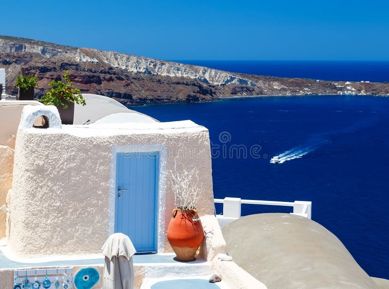 Bord De La Mer Grec Dans Santorini Image stock - Image du blanchit ...