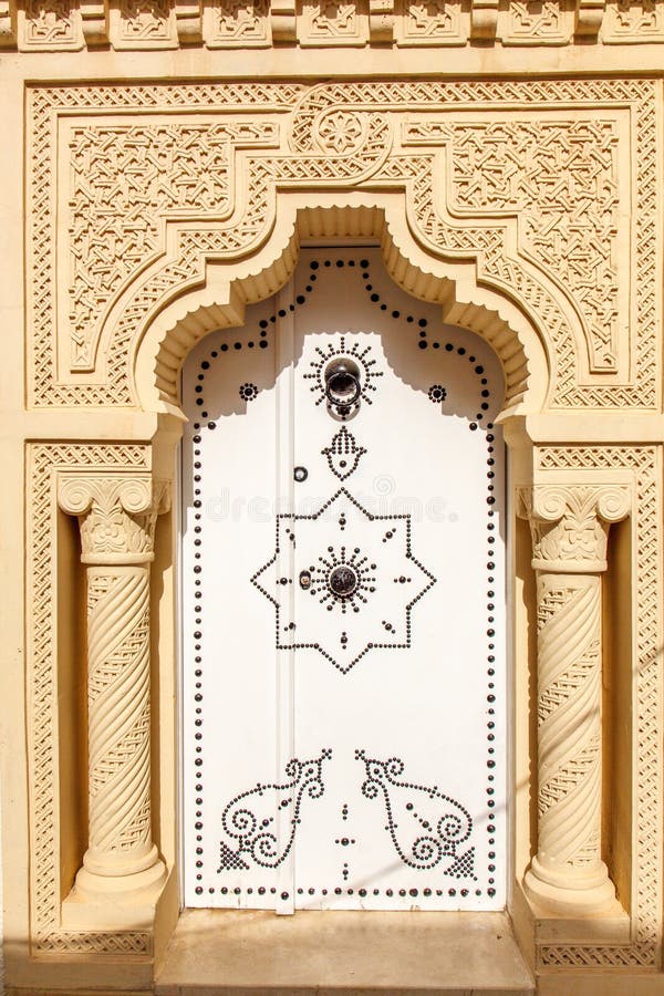 Porte orientale photo stock. Image du heurtoir, culture - 37499232