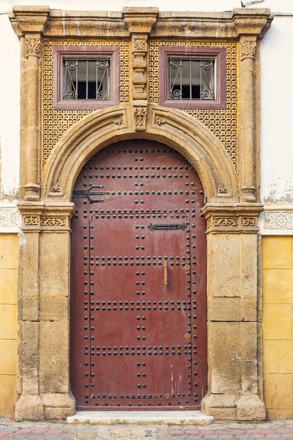 Porte orientale au Maroc image stock. Image du traditionnel - 37506983