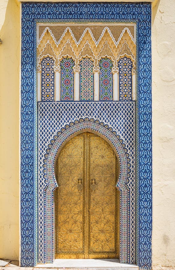 Porte Orientale Magnifique Au Maroc Image stock - Image du métal, gravé ...