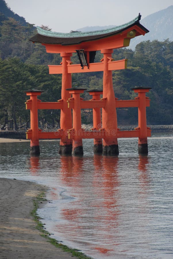 Porte Rouge De Torii Dans L'eau Photo stock - Image du oiseau, japon ...