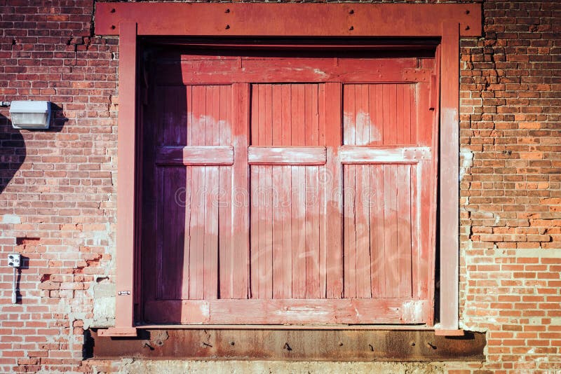 Porte rouge de vintage image stock. Image of trappe, rouille - 36710143