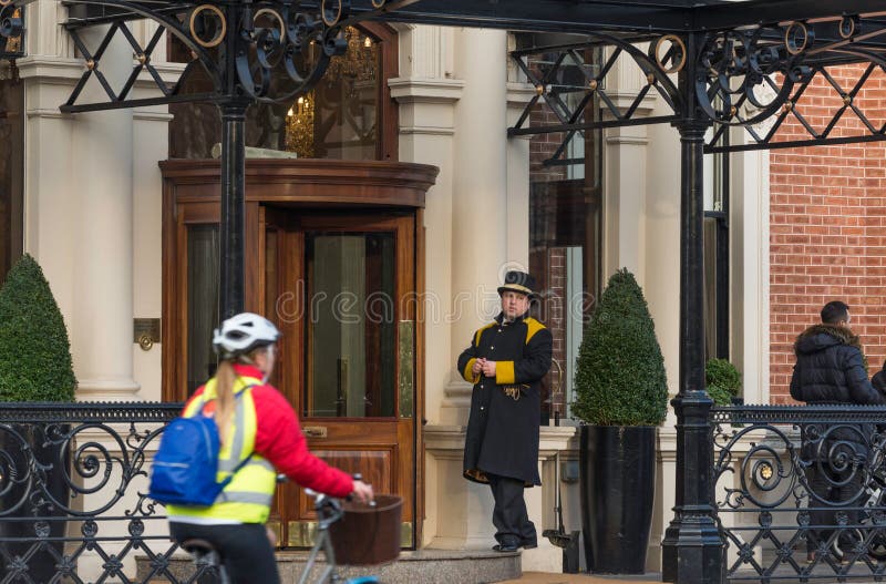 Portero en un hotel foto de archivo editorial. Imagen de tradicional ...