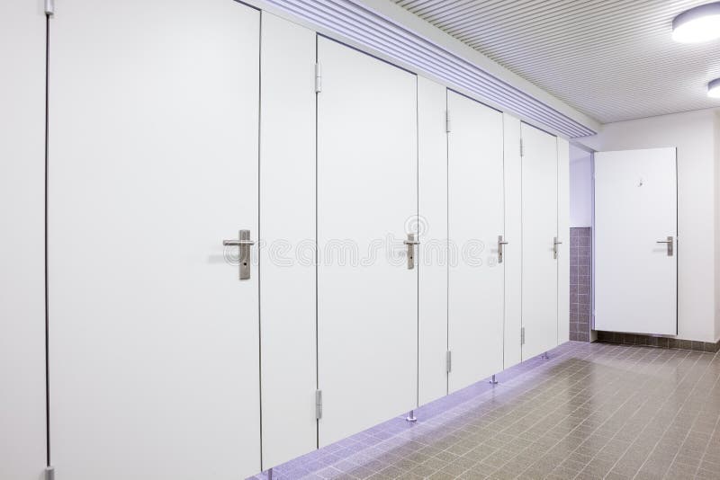 Portes des toilettes image stock. Image du indoors, élégance - 135269899