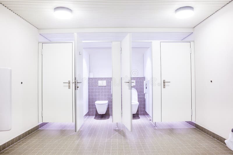 Portes des toilettes image stock. Image du genre, pièce - 135269919