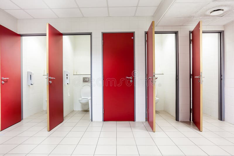 Portes des toilettes photo stock. Image du bathroom, publique - 75426046