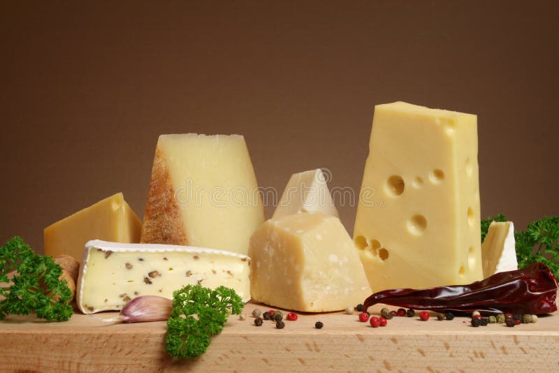 Portion de fromage photo stock. Image du avec, wooden - 7517778