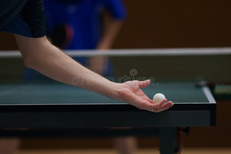 Joueur Servant De Ping-pong Image stock - Image du cinglement ...
