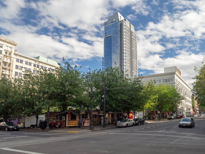 Portland, Oregon, EUA: Skyline Da Cidade E Dow Fotografia Editorial ...