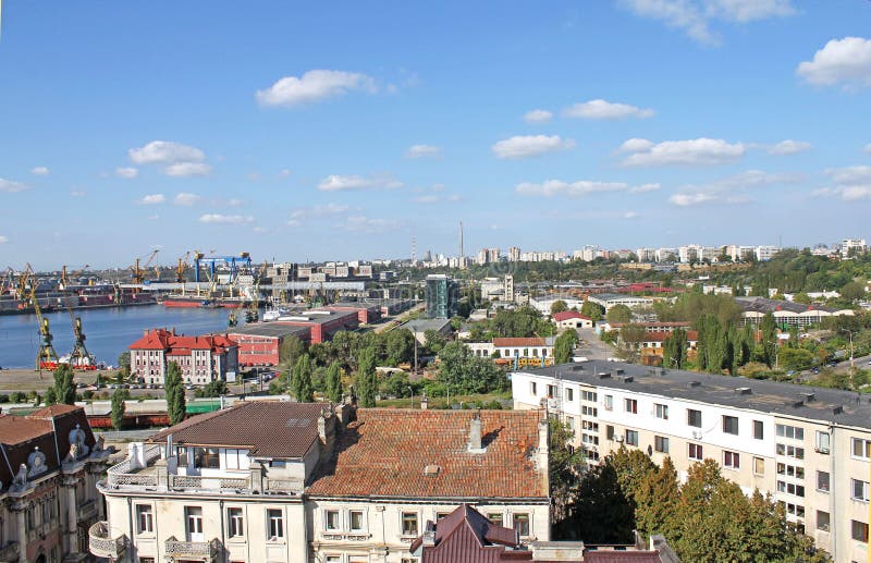 COSTANZA, ROMANIA - 21 AGOSTO 2010 Torre Della Moschea Con I Turisti ...