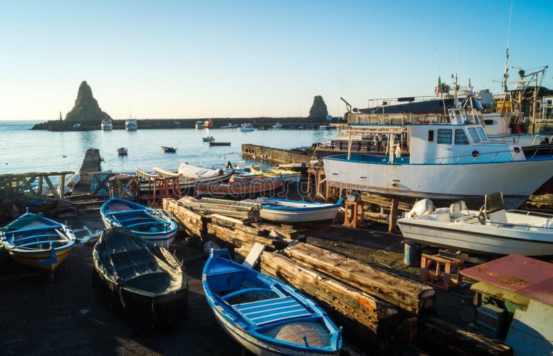 Porto Di Acitrezza Con La Vecchia Barca Immagine Stock - Immagine di ...