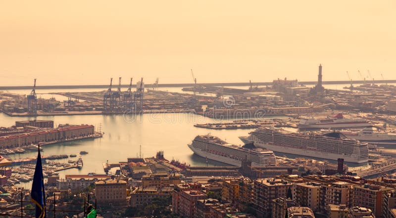 Porto di Genova, Italia immagine stock. Immagine di navi - 83490725