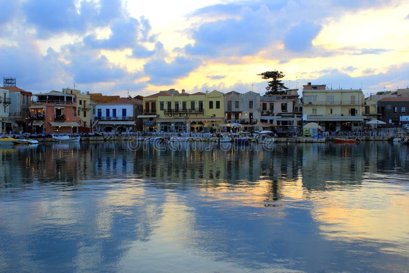 Faro del porto di Rethymno immagine stock. Immagine di riflessione ...